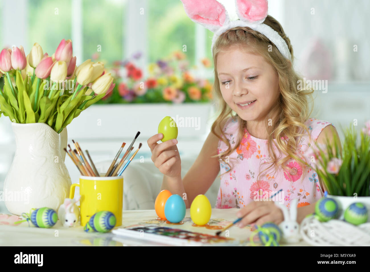 Niña pintando huevos -Fotos und -Bildmaterial in hoher Auflösung – Alamy