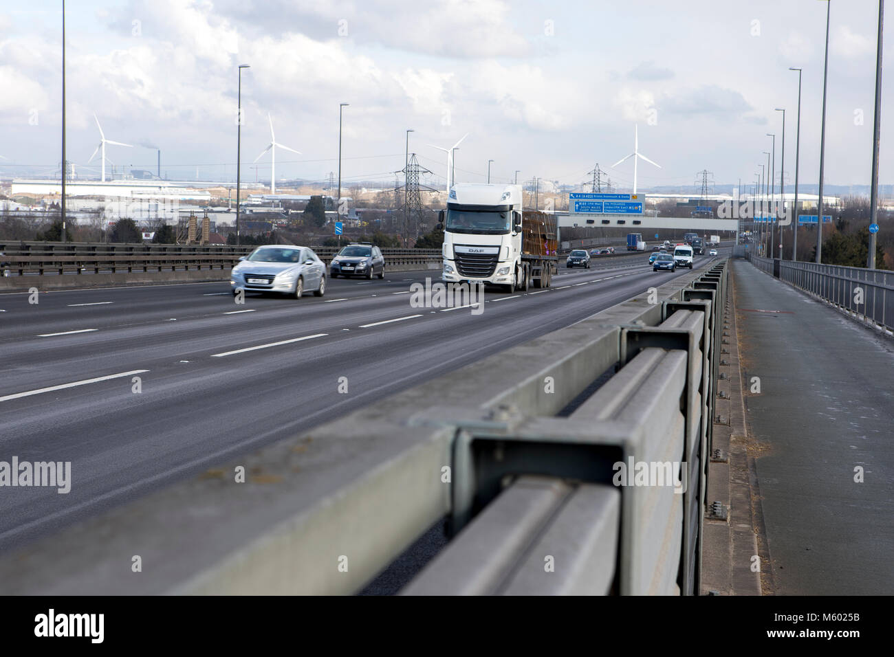 Unter der autobahn m5 -Fotos und -Bildmaterial in hoher Auflösung – Alamy