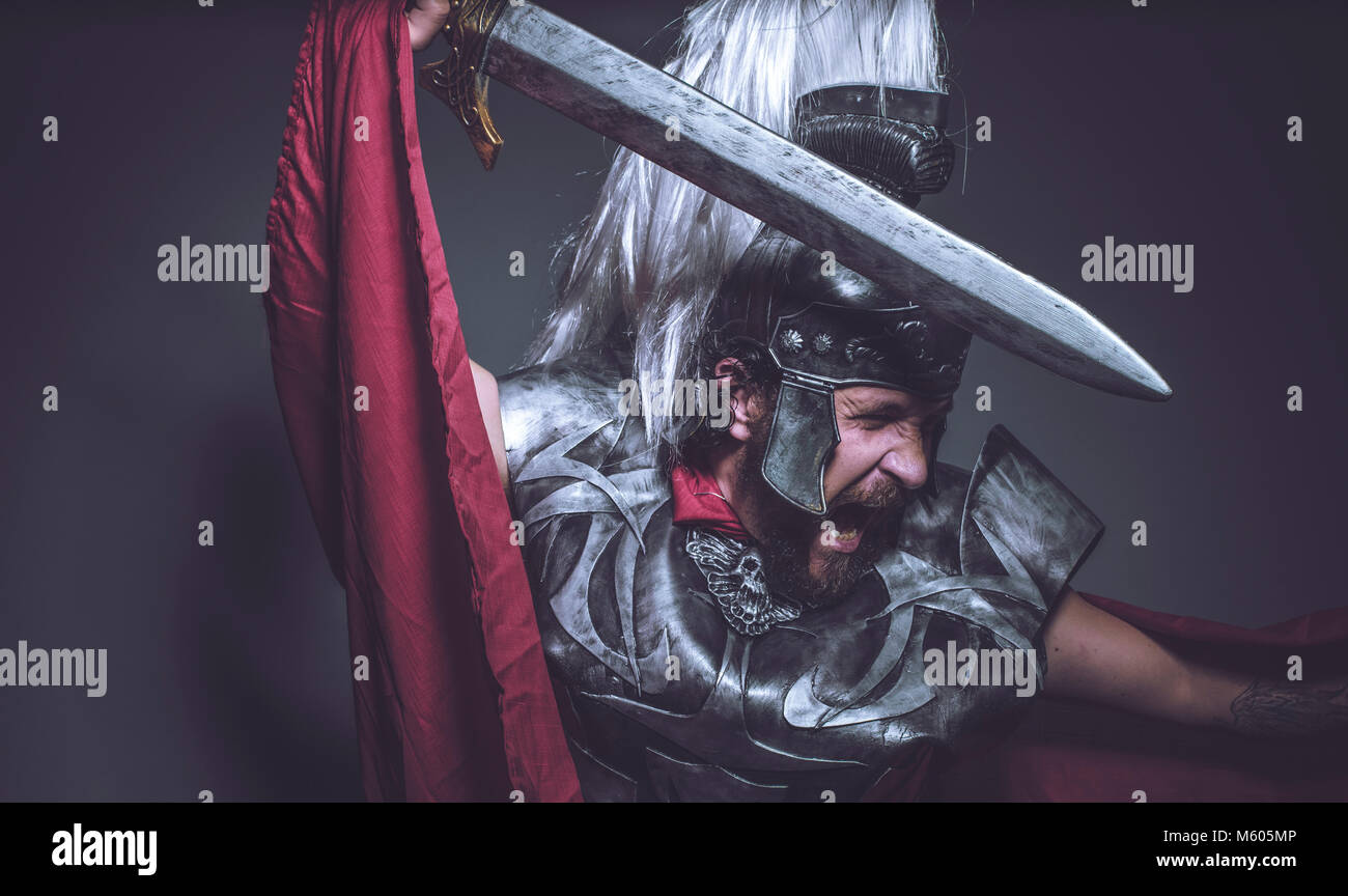 Roman Gladiator, Wrestler und Krieger von Rom mit Helm und roten Mantel ...