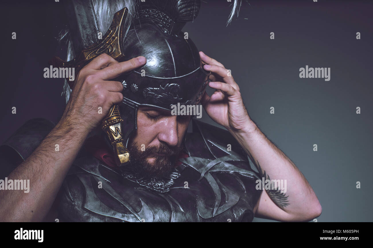 Roman Gladiator, Wrestler und Krieger von Rom mit Helm und roten Mantel ...