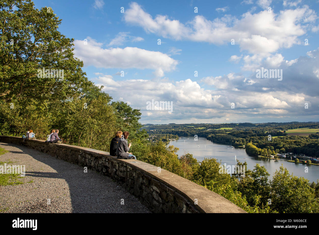 Der Baldeneysee, ein Reservoir der Ruhr in Essen, Deutschland, View ... Der Baldeneysee, ein Reservoir der Ruhr in Essen, Deutschland, View ...