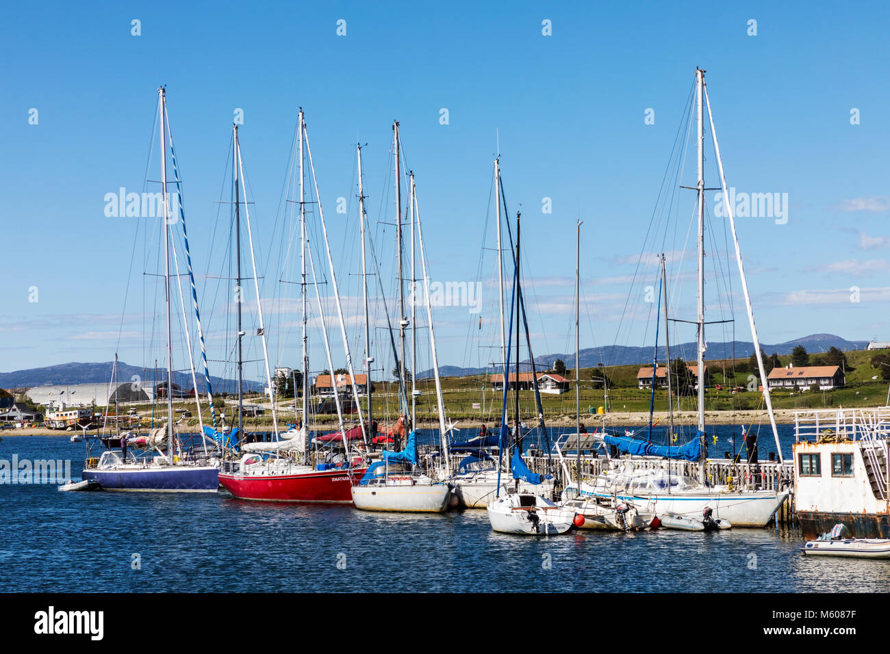 Schwimmende Segelboote Stockfotos und -bilder Kaufen - Alamy