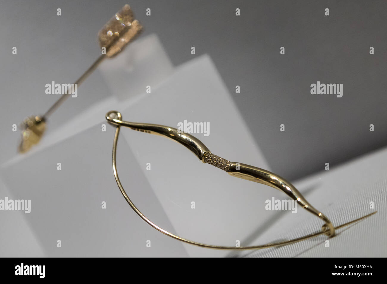 Silver pin brooch -Fotos und -Bildmaterial in hoher Auflösung – Alamy