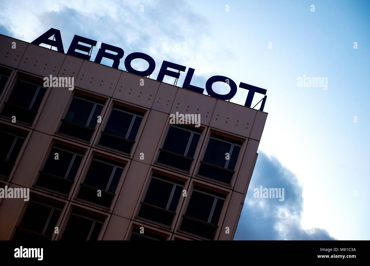 Logo der Fluggesellschaft Aeroflot auf einem Dach in Berlin ...