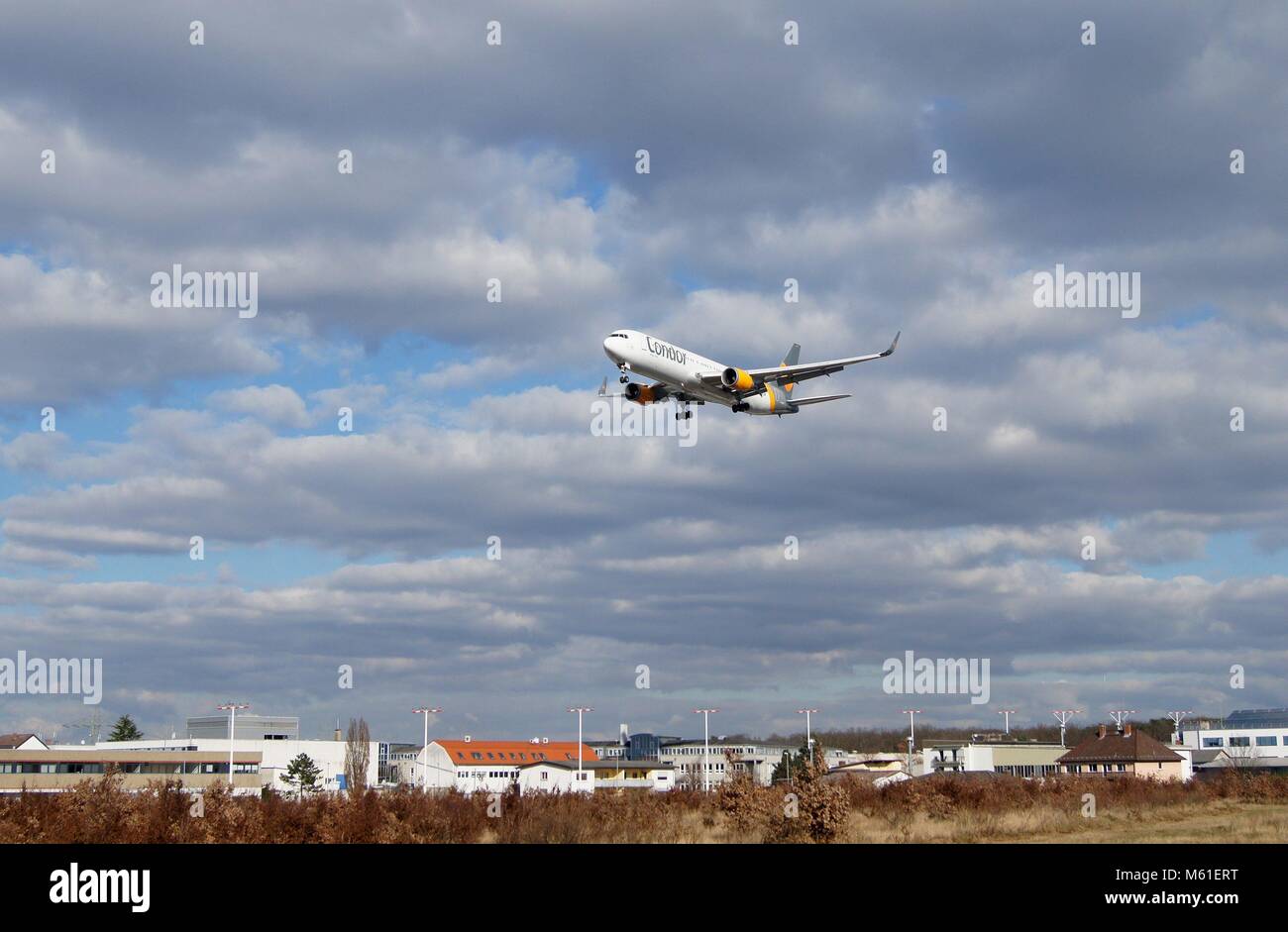 United boeing 767 landing -Fotos und -Bildmaterial in hoher Auflösung ...