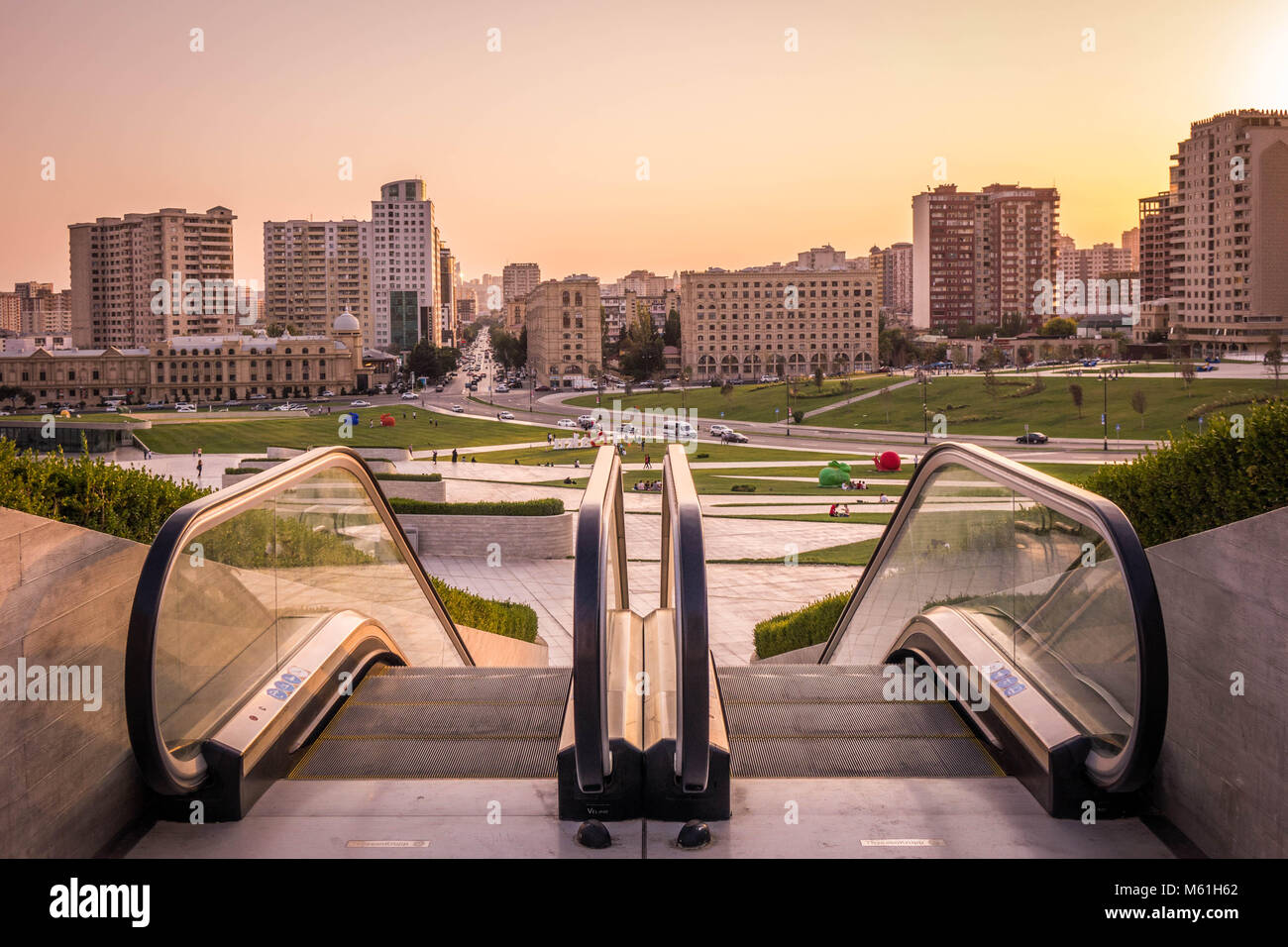 Statue Von Heydar Aliyev Stockfotos und -bilder Kaufen - Alamy