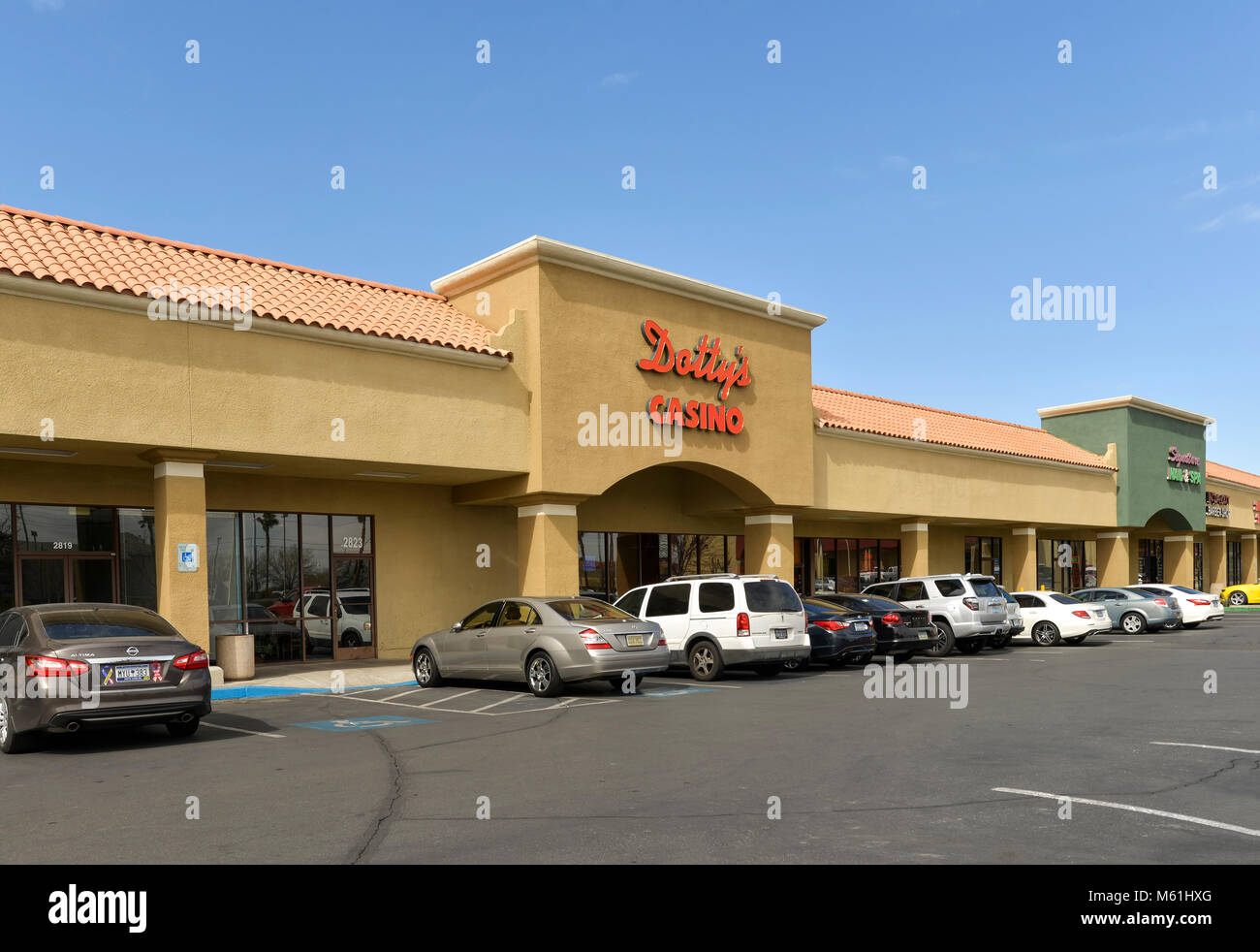 Strip mall -Fotos und -Bildmaterial in hoher Auflösung – Alamy