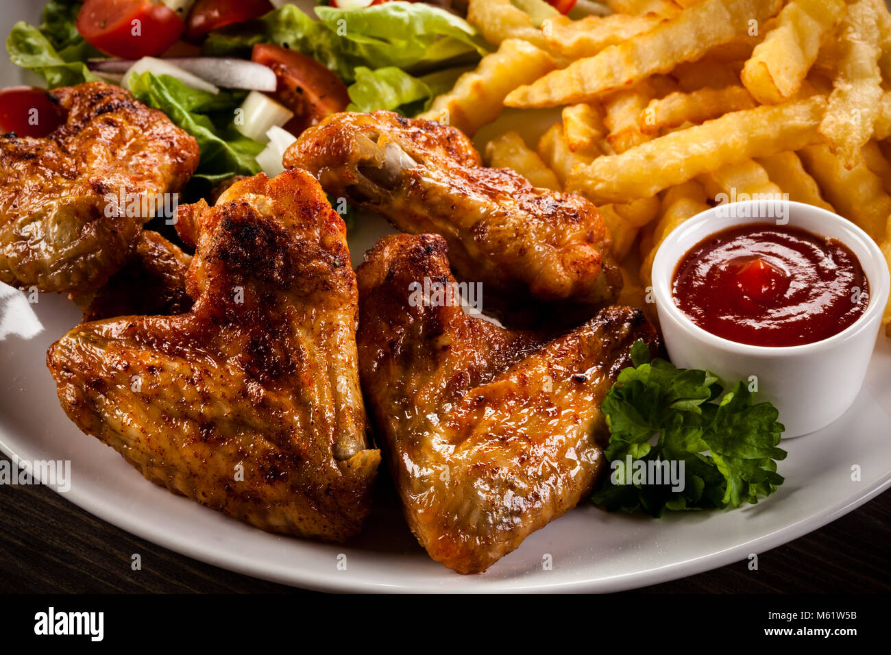 Grilled chicken wings french fries -Fotos und -Bildmaterial in hoher ...