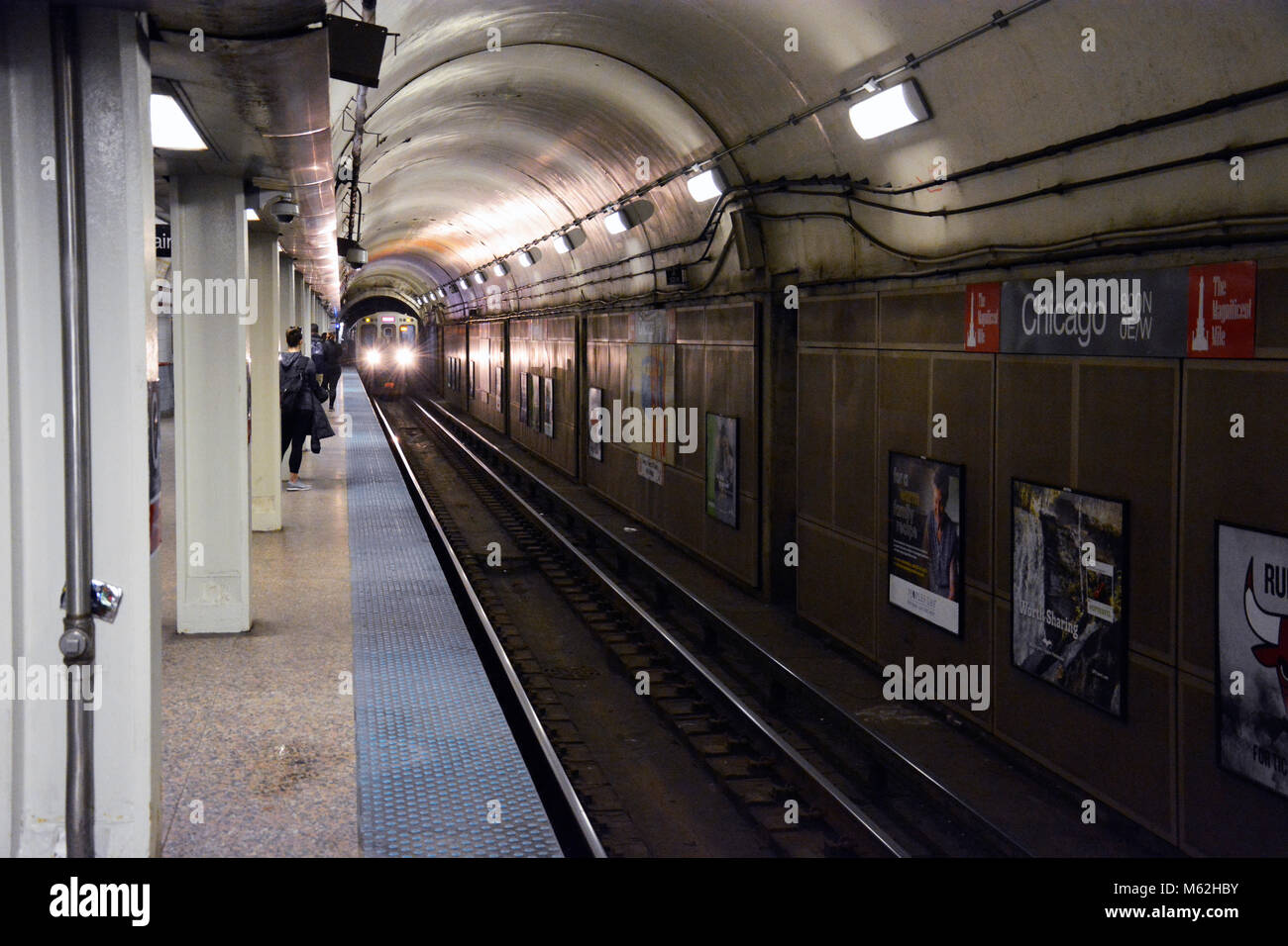 U bahn rote linie -Fotos und -Bildmaterial in hoher Auflösung – Alamy