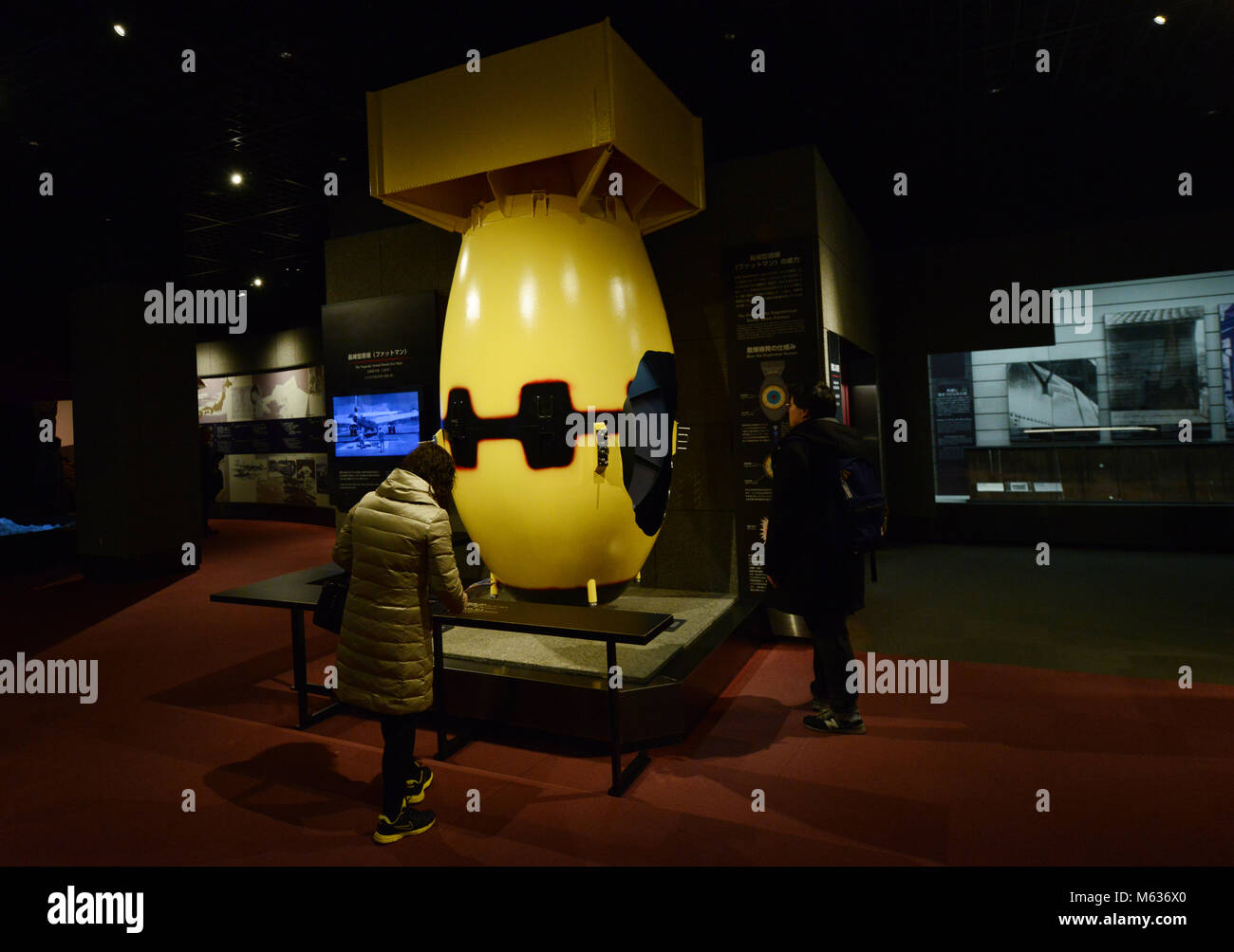 Die Besucher, die am Modell der Atombombe "Fat Man" in der Nagasaki ...