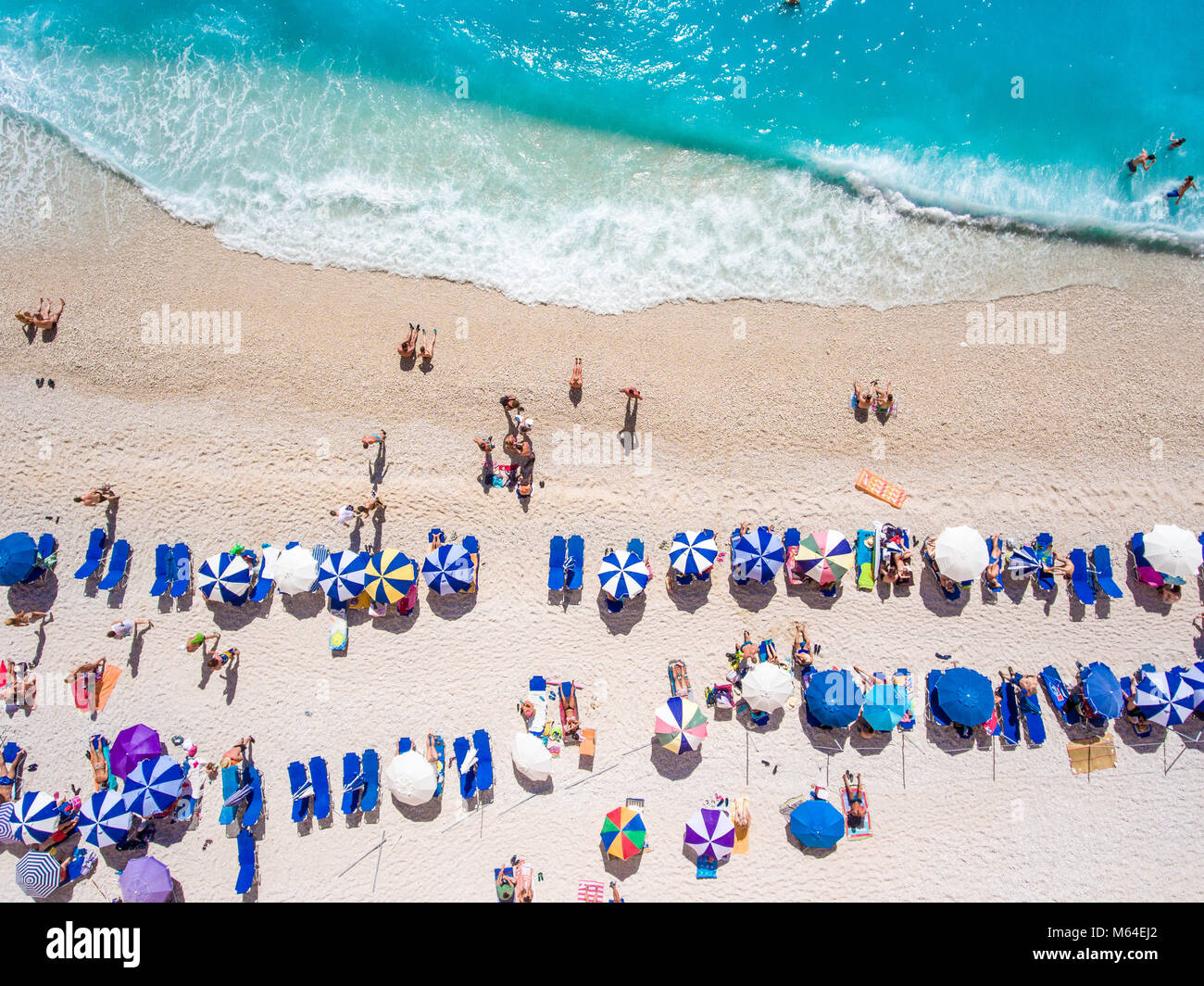 Eine person menschen am strand entspannen -Fotos und -Bildmaterial in ...