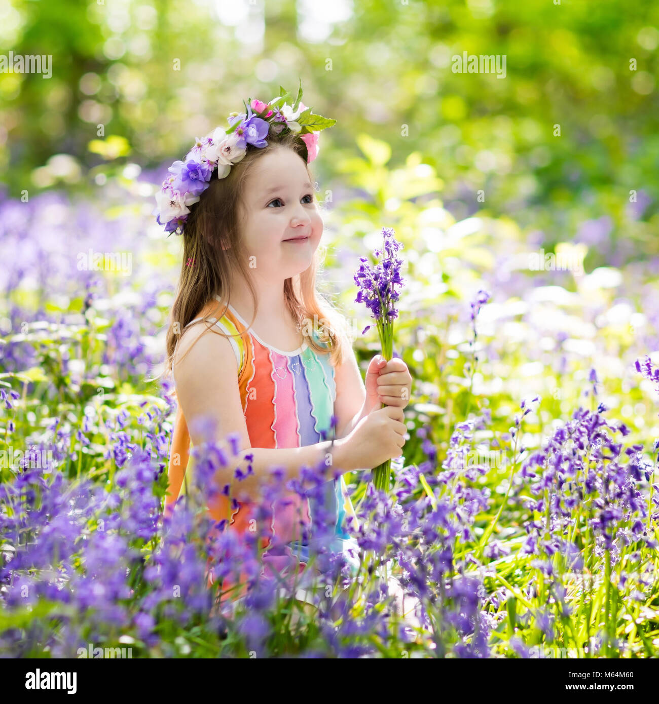 Kind mit blume -Fotos und -Bildmaterial in hoher Auflösung – Alamy