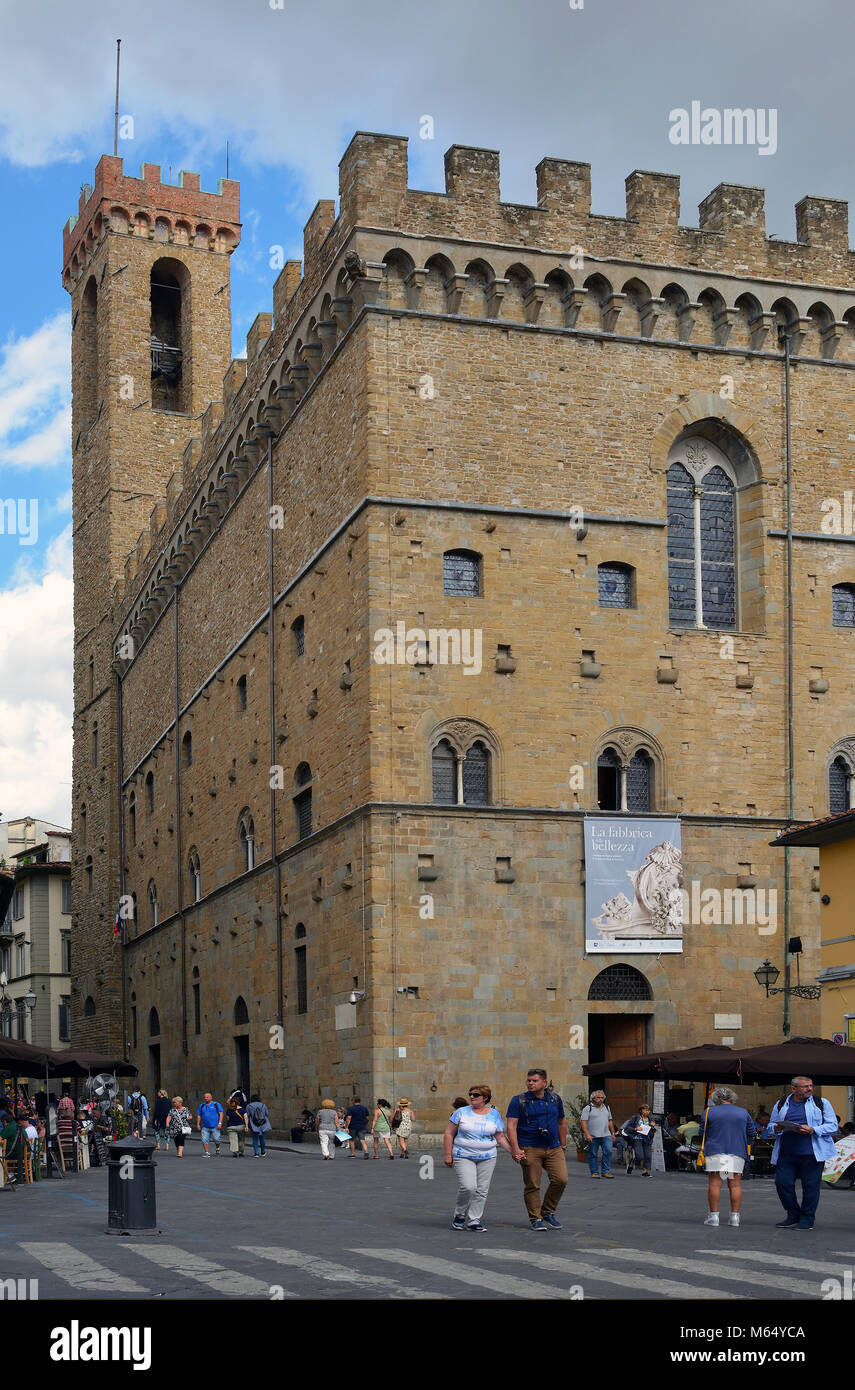 Museo Nazionale del Bargello in Florenz mit Fußgängern auf der Piazza ...