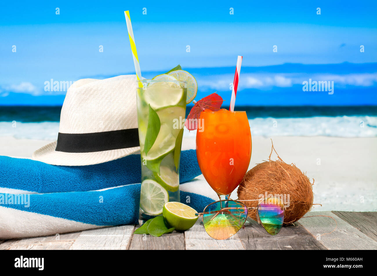 Zwei Gläser frischen Cocktails am Strand. Sommer Urlaub am Meer ...