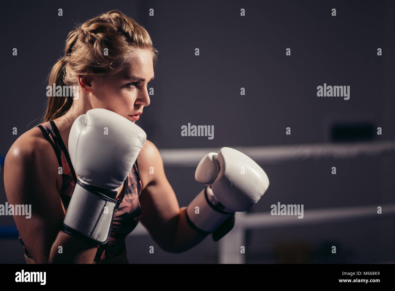 Female boxing knockout -Fotos und -Bildmaterial in hoher Auflösung ...