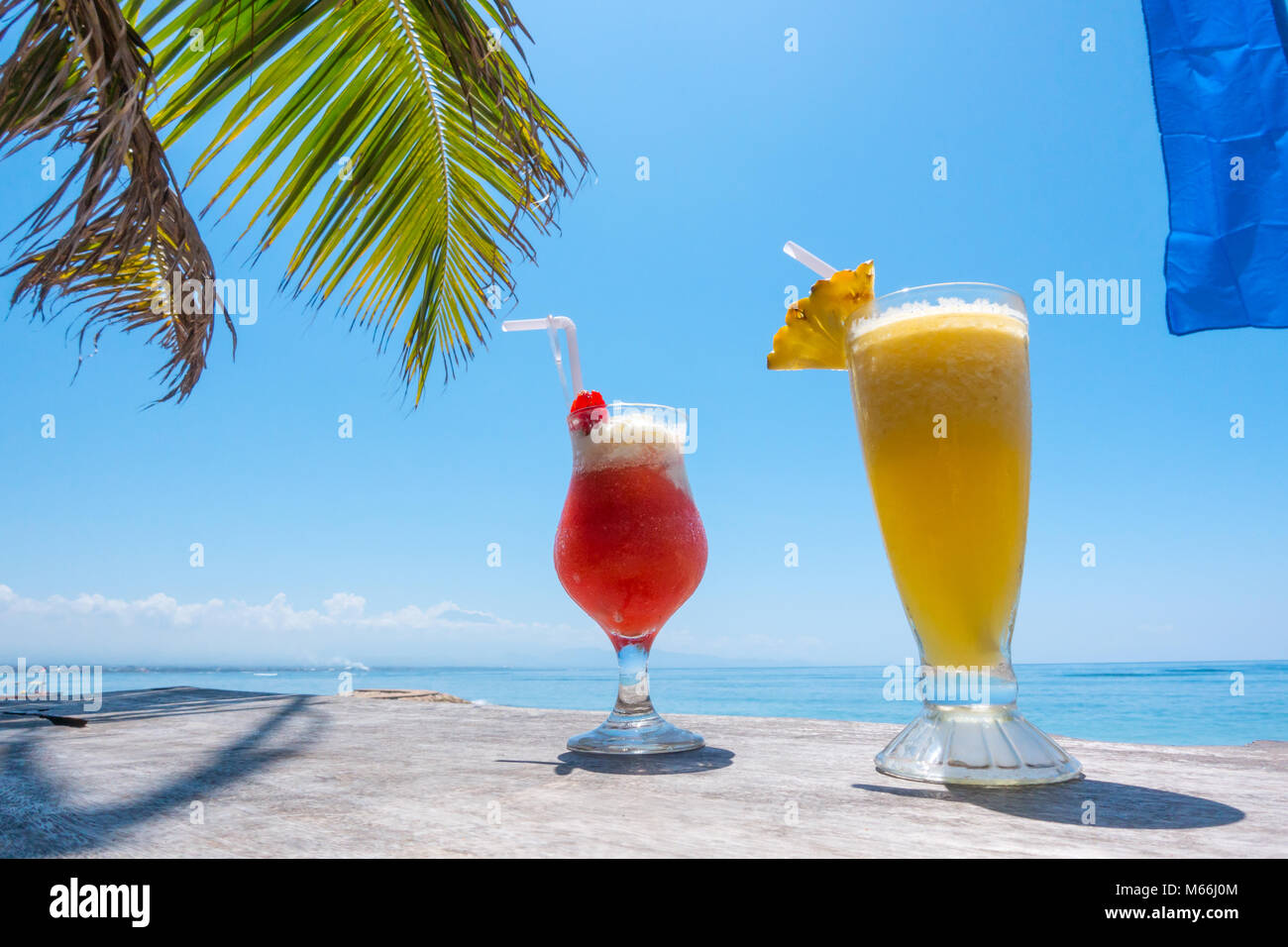 Cocktailbar am strand -Fotos und -Bildmaterial in hoher Auflösung – Alamy