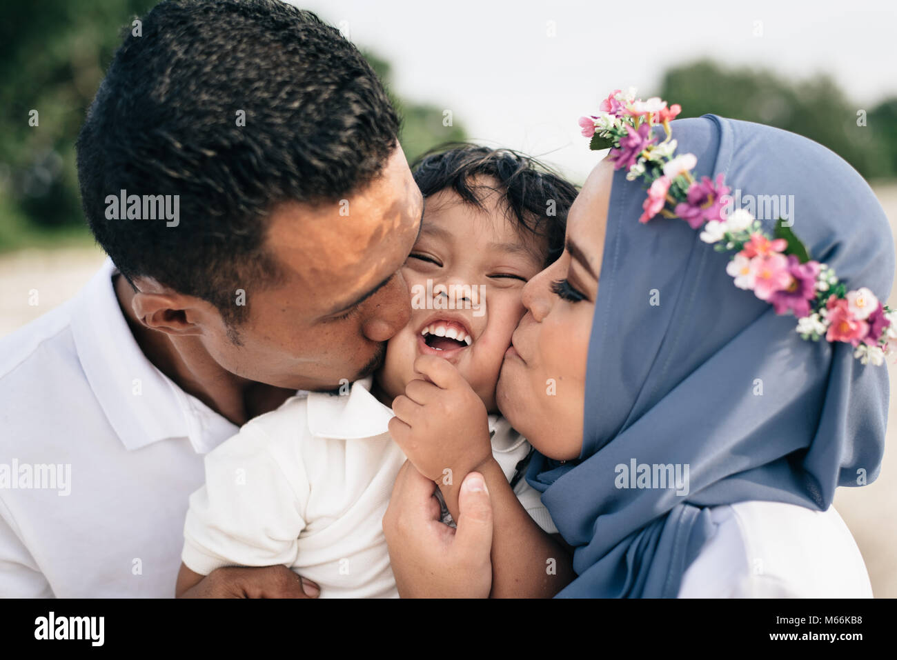 Muslim mother family happy -Fotos und -Bildmaterial in hoher Auflösung – Alamy
