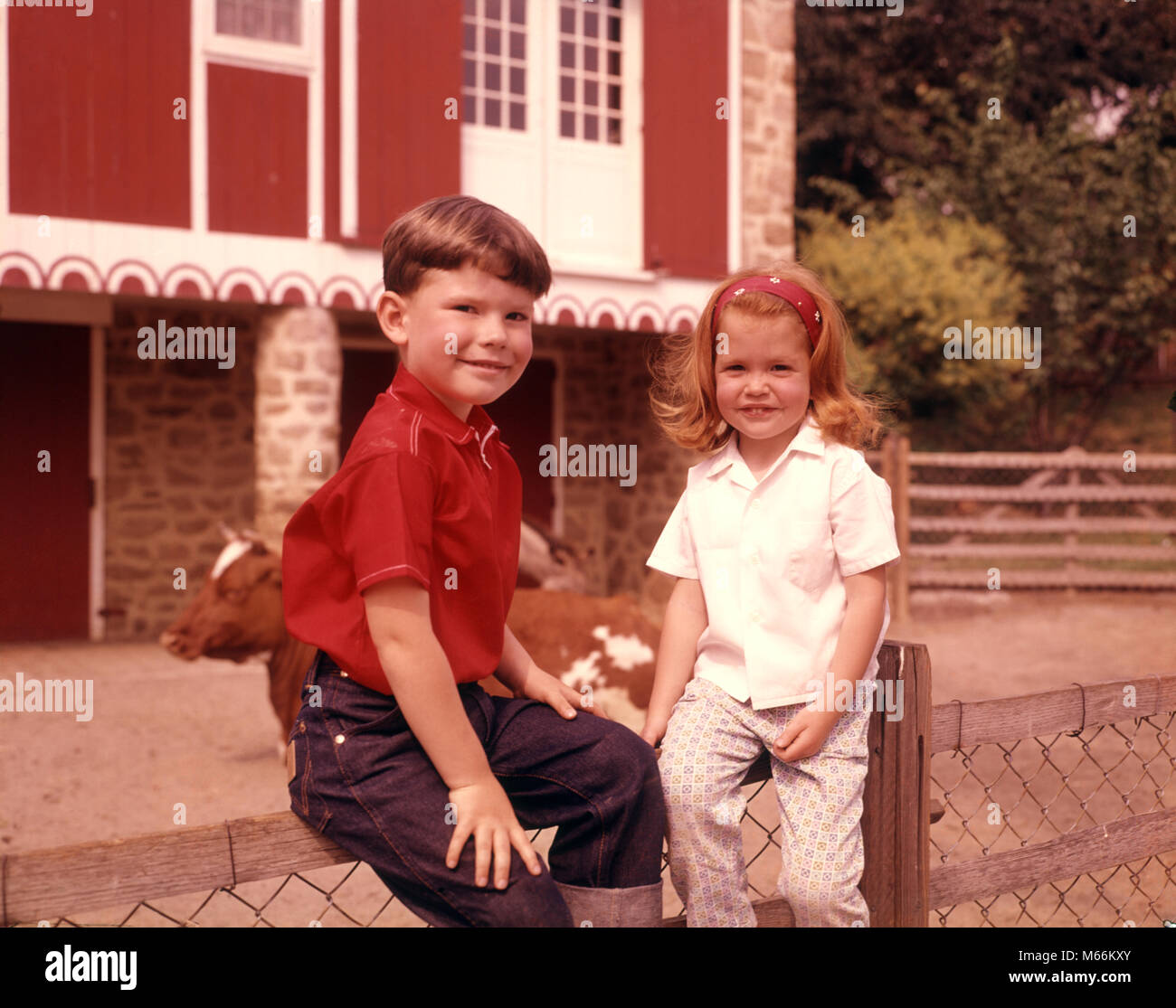 Zwei rote scheunen -Fotos und -Bildmaterial in hoher Auflösung – Alamy