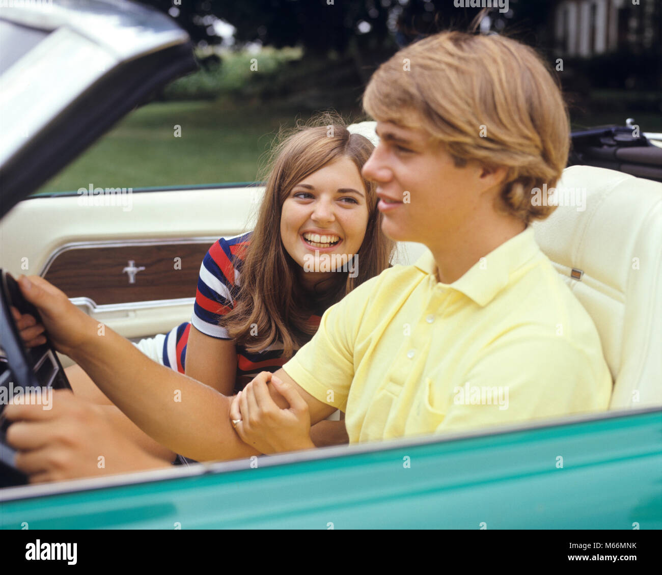 1960er Jahre 1970er Jahre lächelnden Teenager paar Mädchen flirten ...