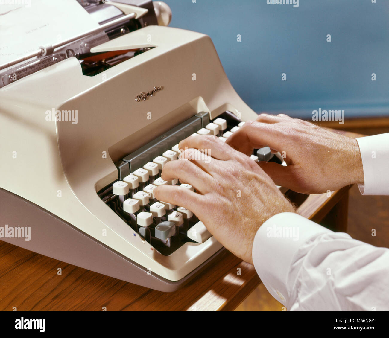 Olympia schreibmaschine -Fotos und -Bildmaterial in hoher Auflösung – Alamy