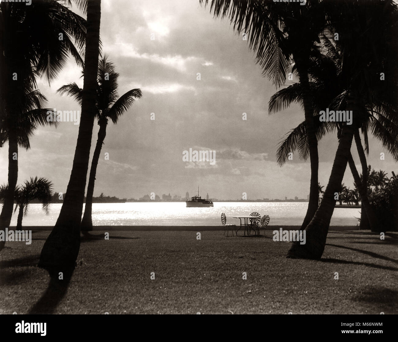 Cabin cruiser boot am ufer festgemacht -Fotos und -Bildmaterial in ...