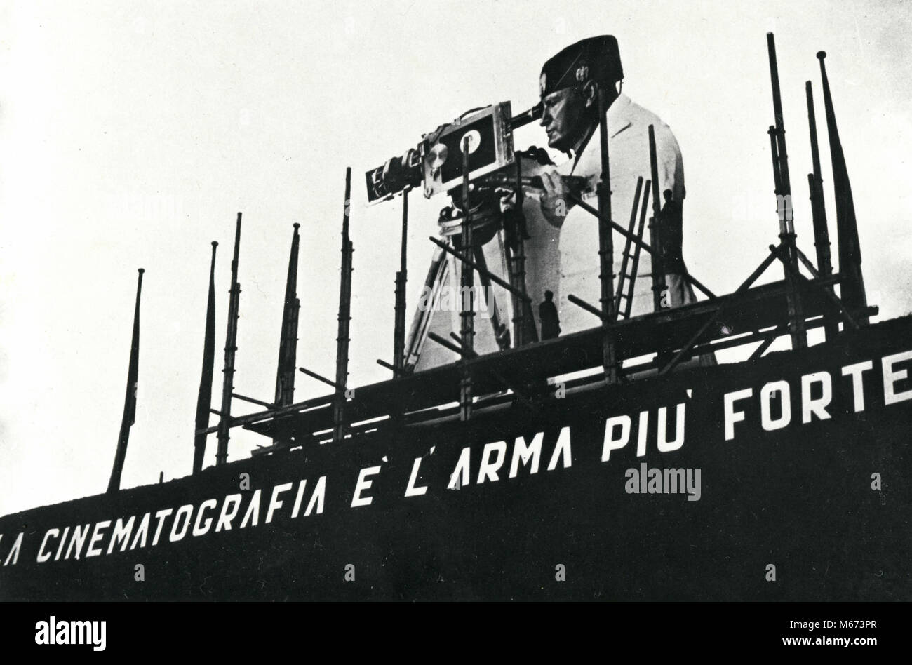 Montage einer großen Mussolini Poster, Italien 1930 Stockfotografie - Alamy