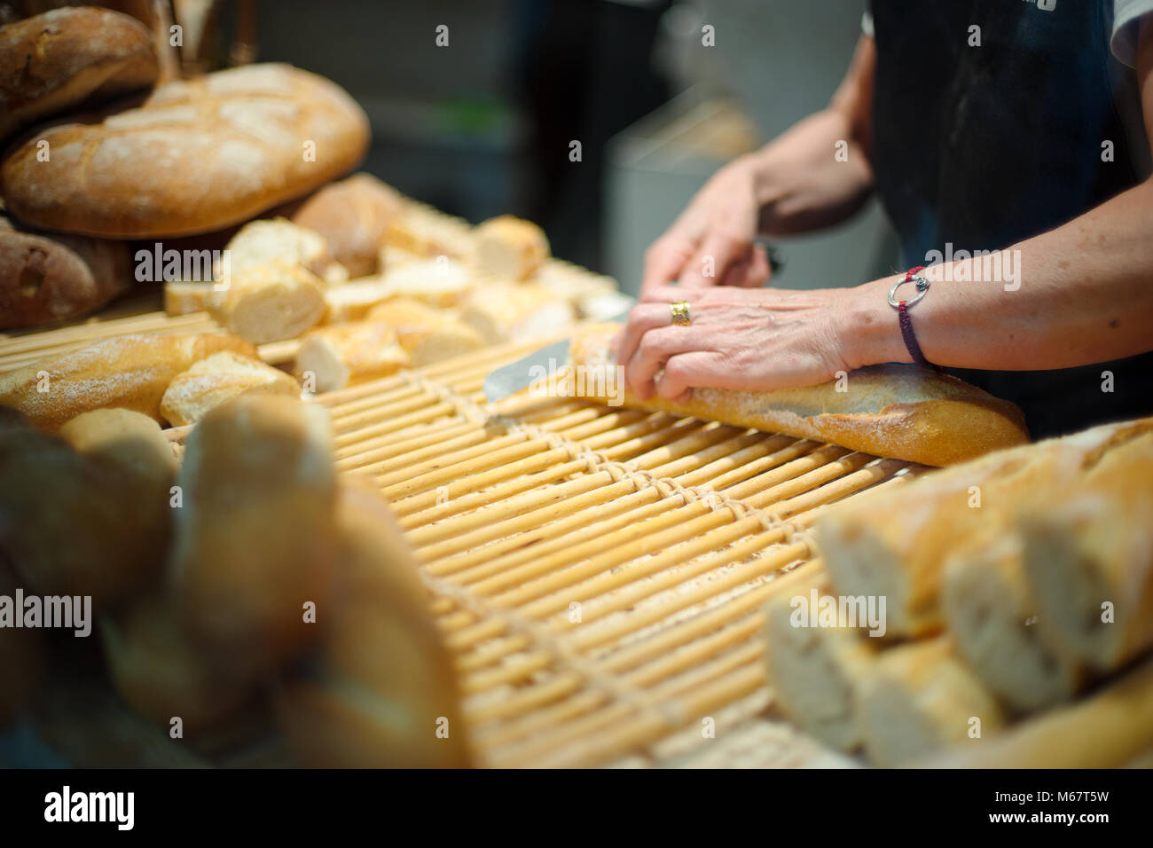 Frau schneidet brot -Fotos und -Bildmaterial in hoher Auflösung – Alamy