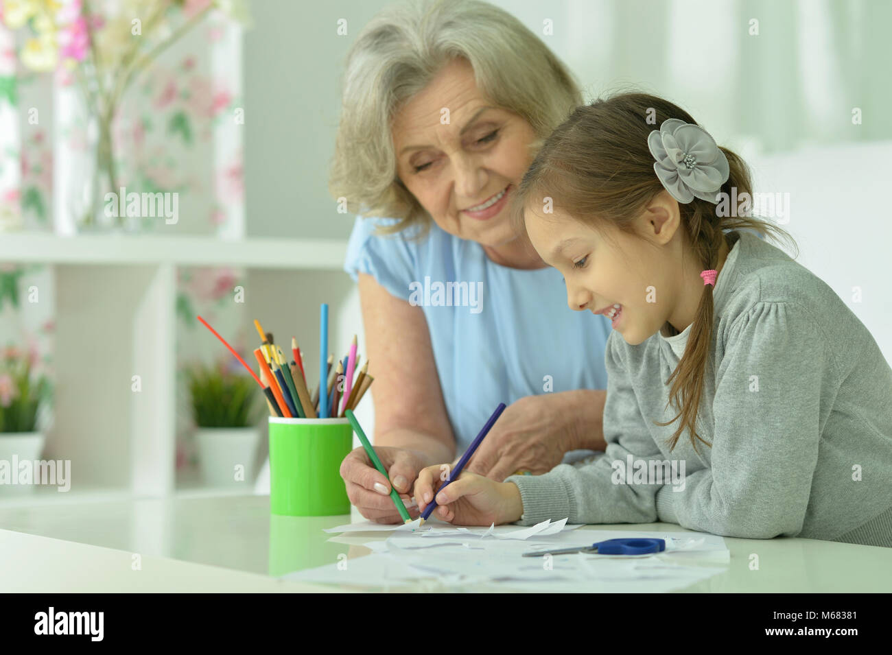 Oma mit Enkelin Zeichnung Stockfotografie - Alamy