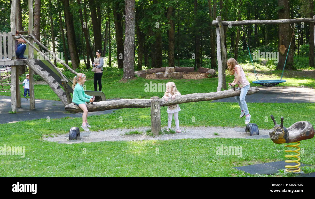 Kinder, Kinder spielen auf einer hölzernen Wippe aus Rundholz, Italien ...