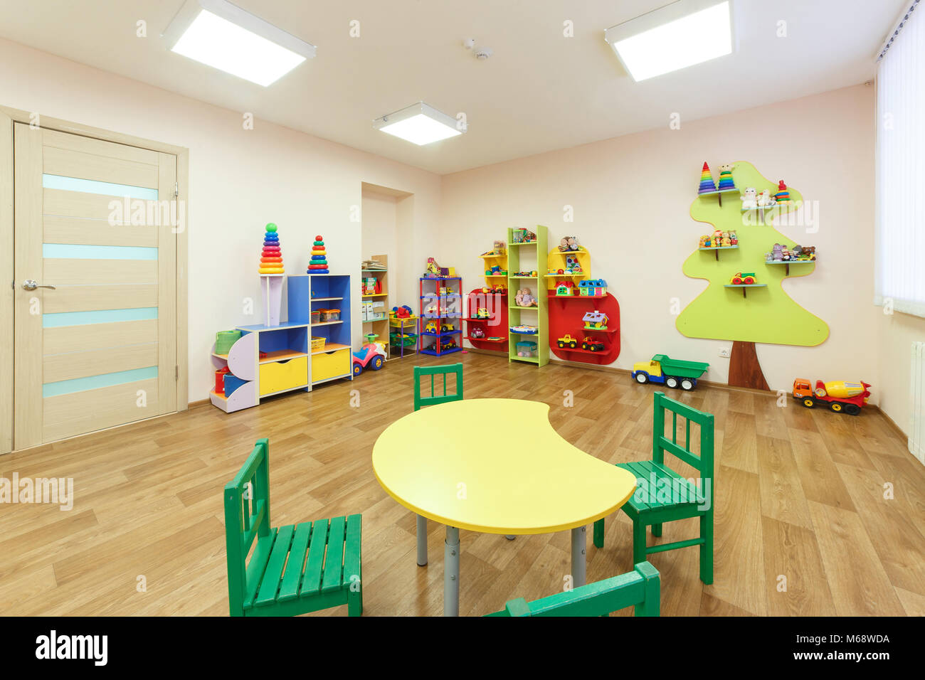 Gelbe Tabelle für Klassen mit Kindern und rosa eingefärbt Spielzimmer ...