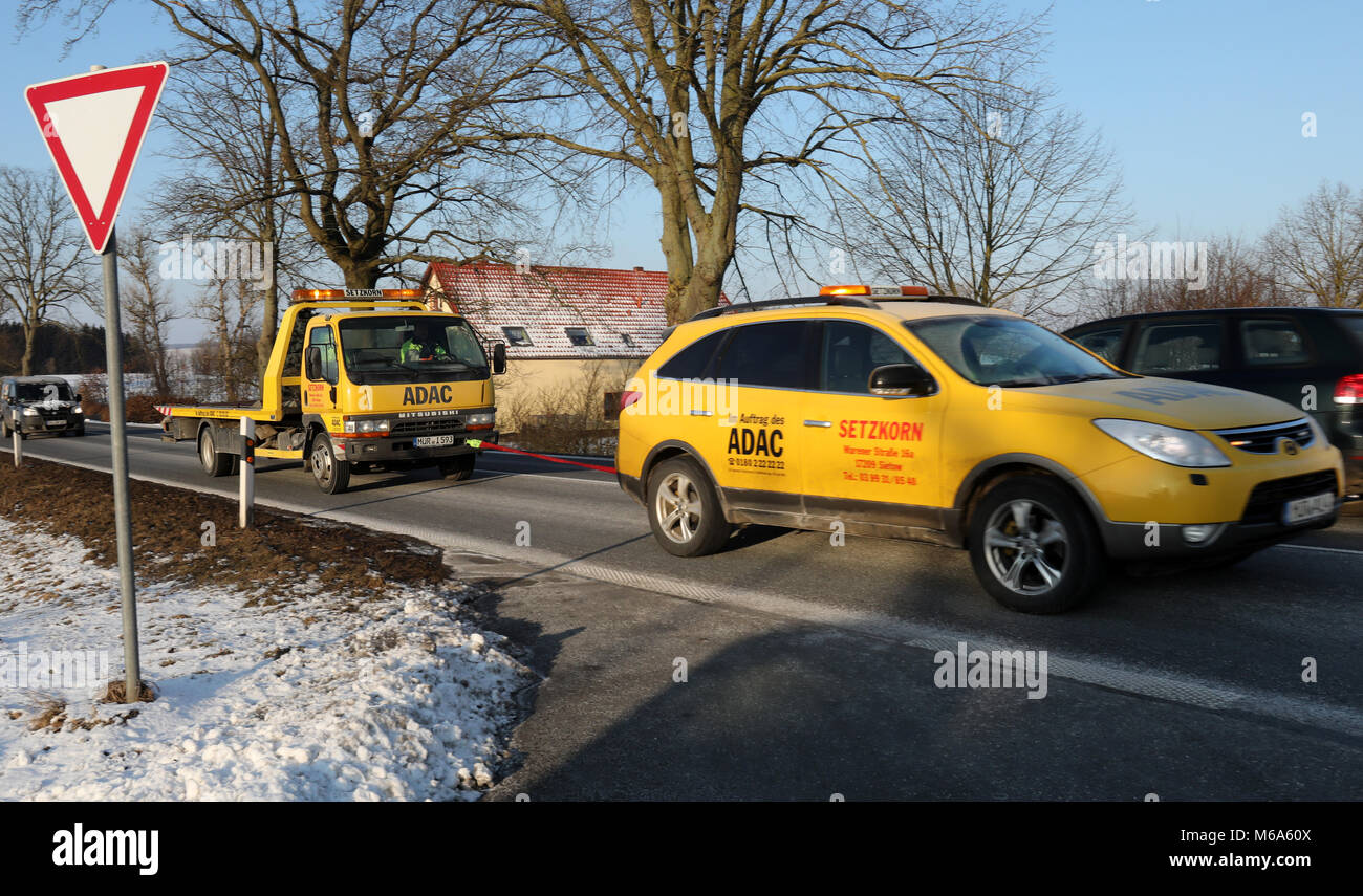 02 März 2018, Deutschland, Sietow: einen Abschleppwagen Der Allgemeiner ...