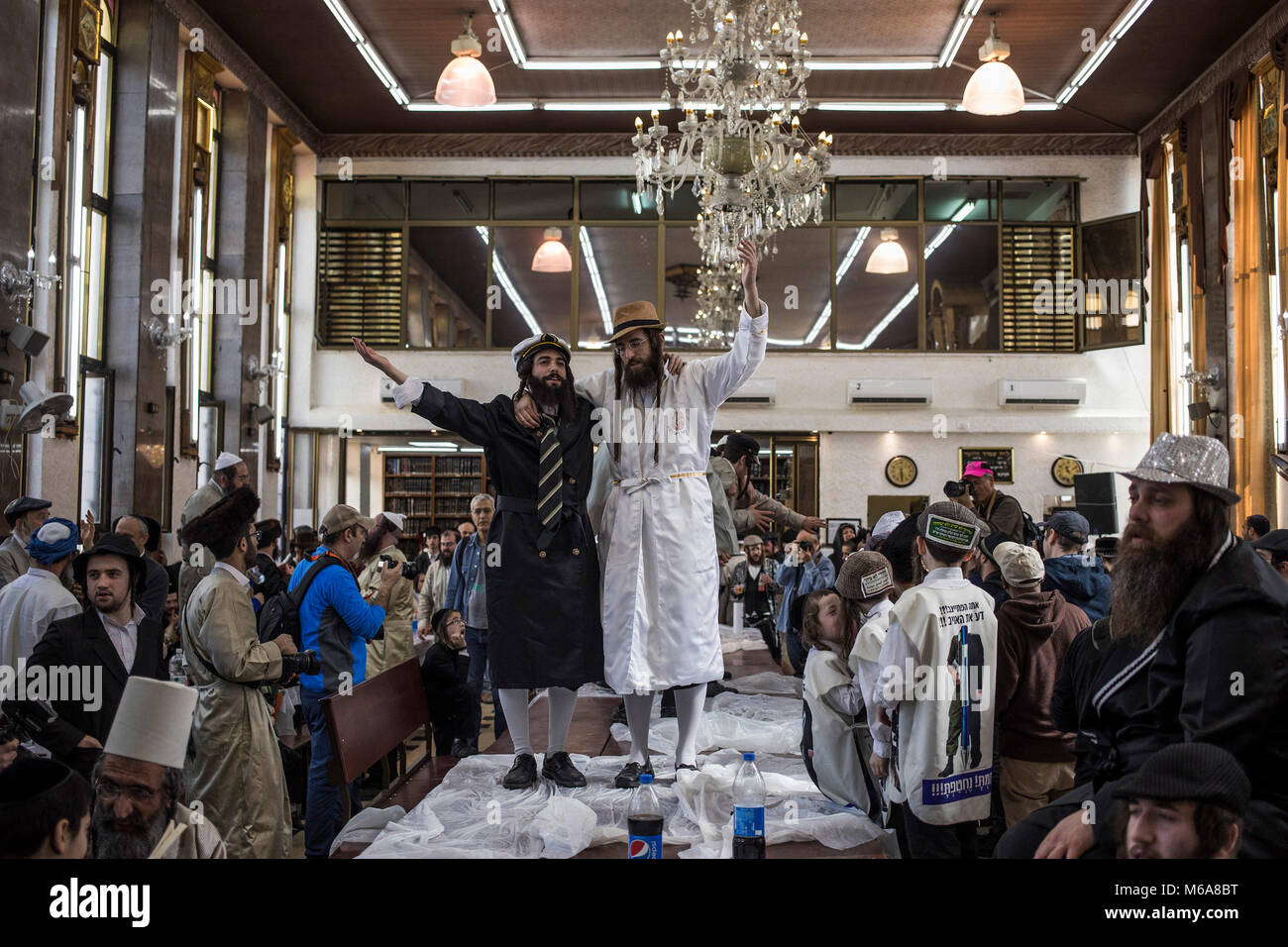 Jews celebrating purim -Fotos und -Bildmaterial in hoher Auflösung – Alamy