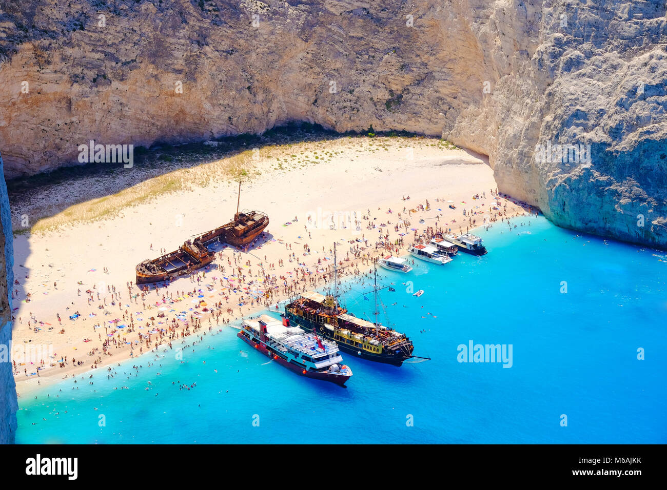 Boote bei Navagio Strand verankert, Zakynthos. Berühmte schiffswrack am Strand und touristische ...