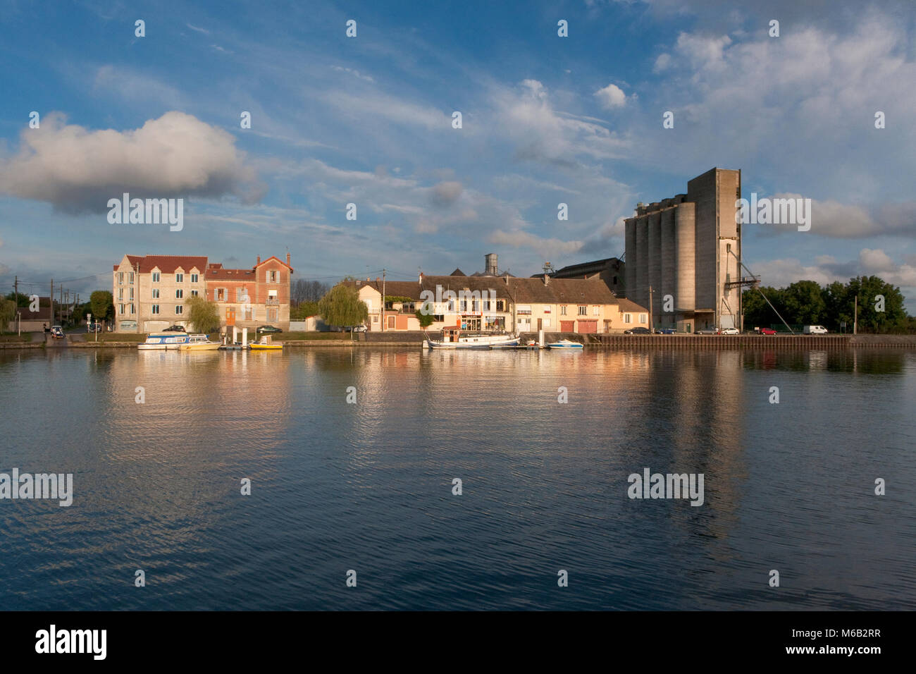 Montereau fault yonne -Fotos und -Bildmaterial in hoher Auflösung – Alamy