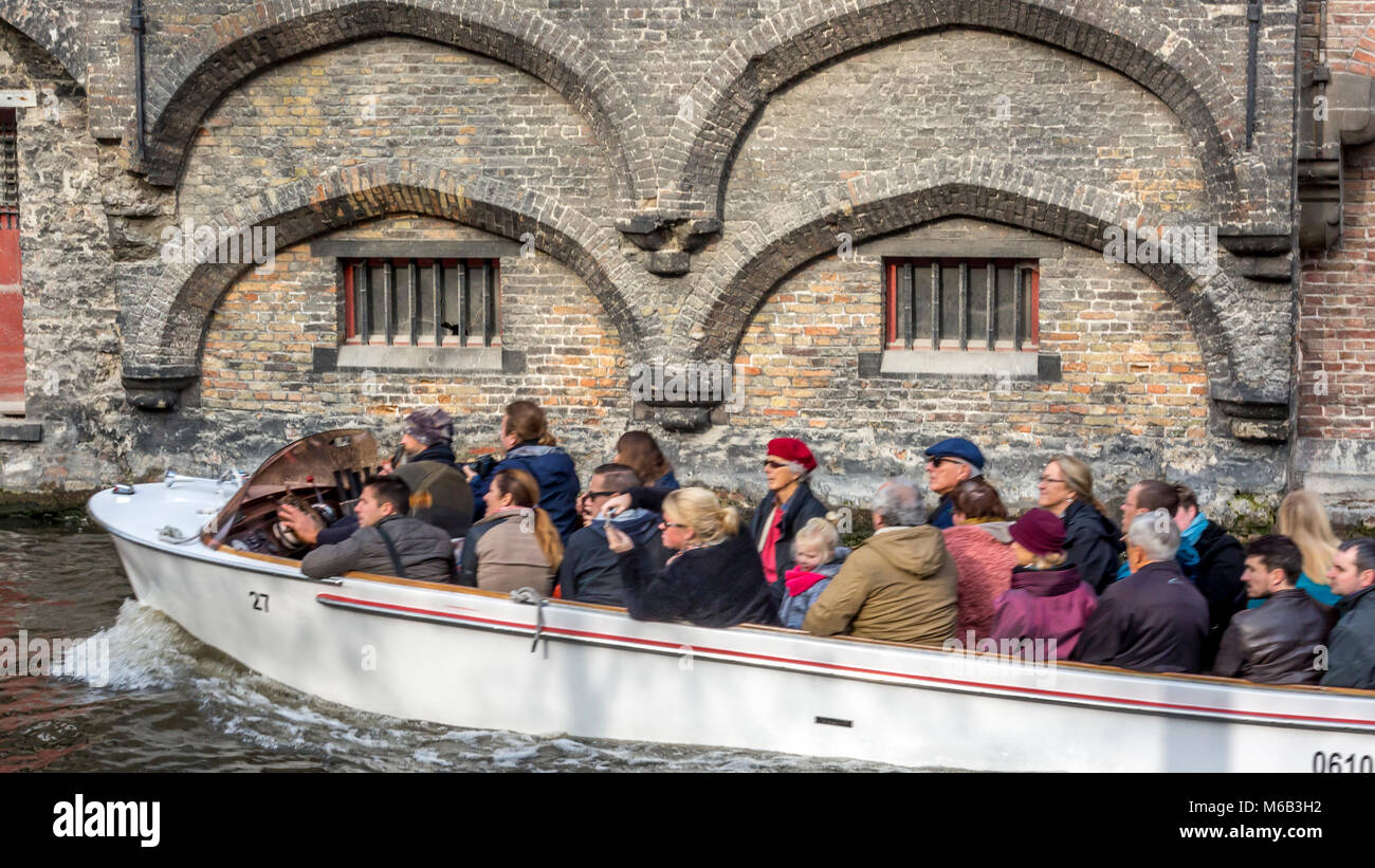 Tour Boot voller Touristen auf dem Kanal in Brügge vorbei an alten ... Tour Boot voller Touristen auf dem Kanal in Brügge vorbei an alten ...