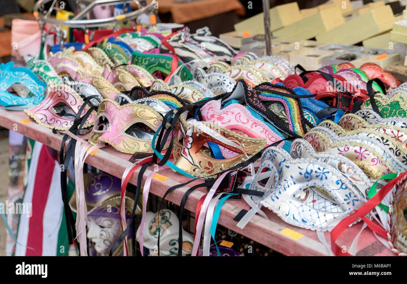Gemalte masken -Fotos und -Bildmaterial in hoher Auflösung – Alamy