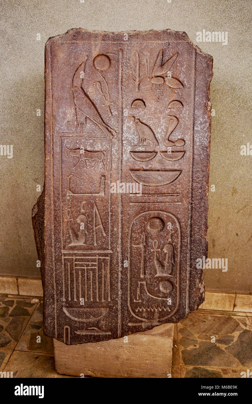 Ägyptische Steintafel mit Inschrift gefunden neben die liegende Statue ...