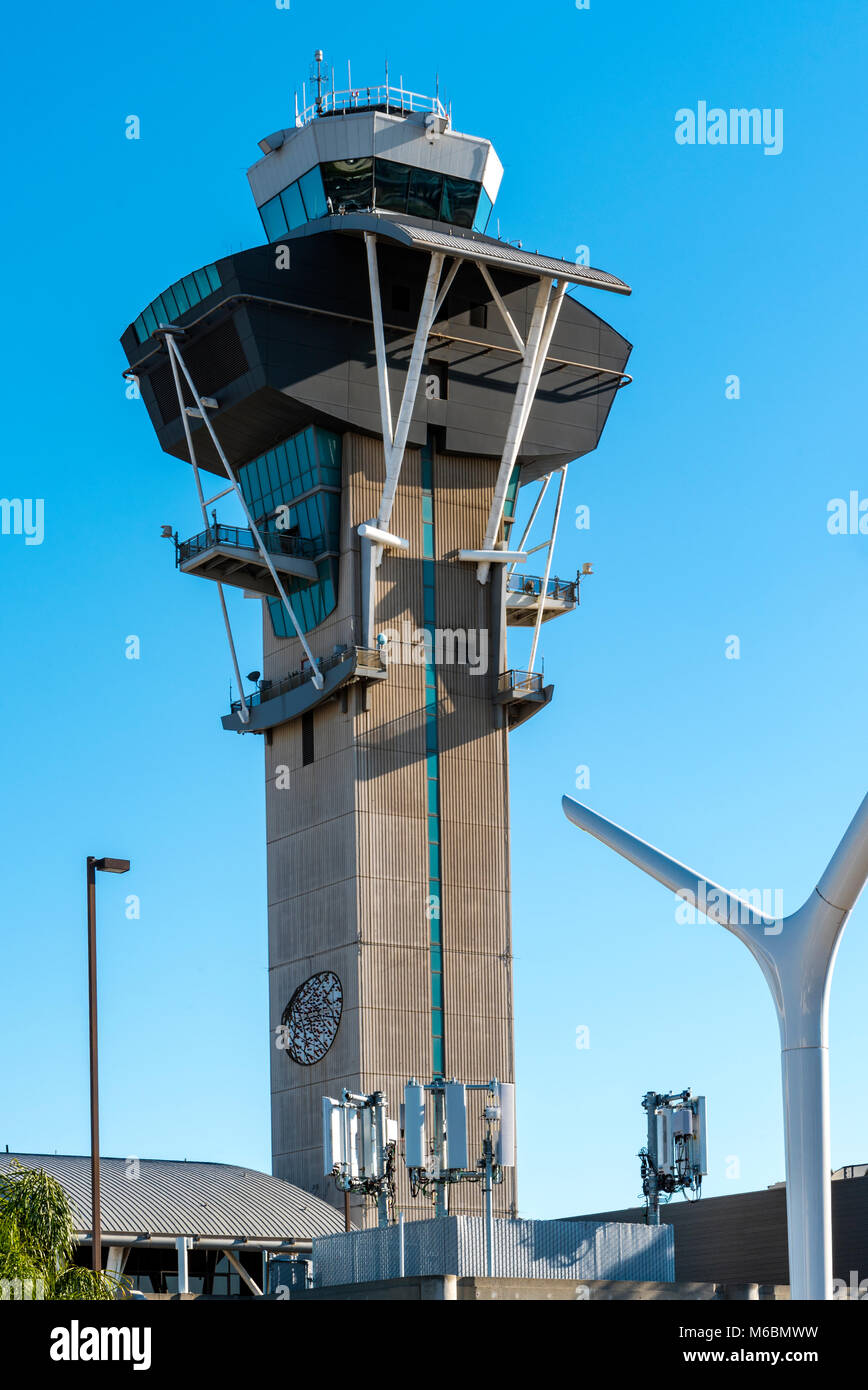 LAX International Airport flight Tower, Los Angeles, CA Stockfotografie ...