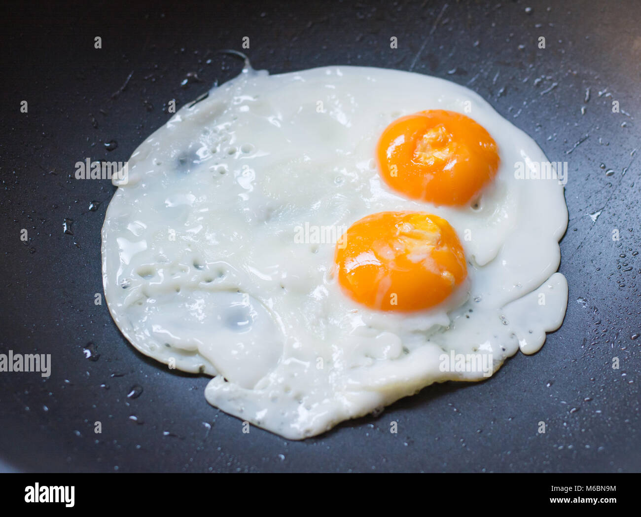 2 spiegeleier -Fotos und -Bildmaterial in hoher Auflösung – Alamy
