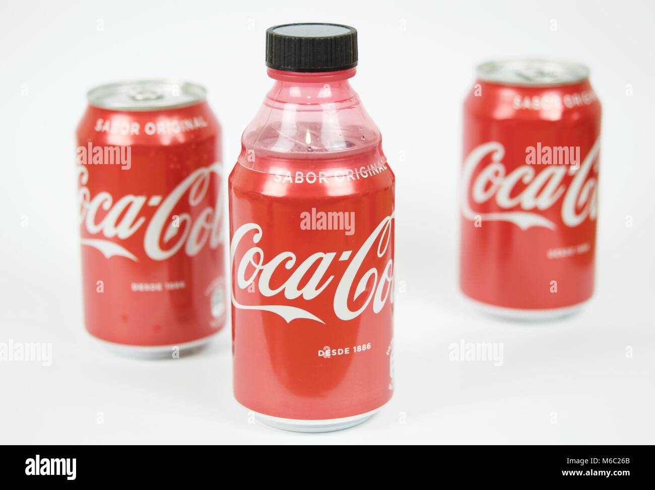 Dosen Coca-cola auf weißem Hintergrund Stockfotografie - Alamy