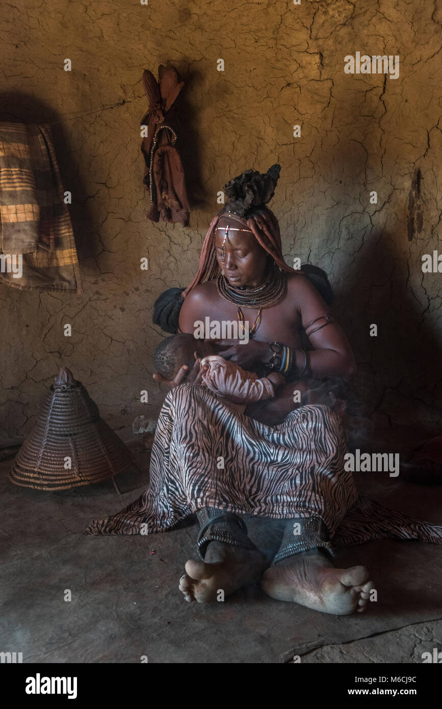 Frau aus dem Volk der Ovahimba oder Himba Säugling Kleinkind in einer ...
