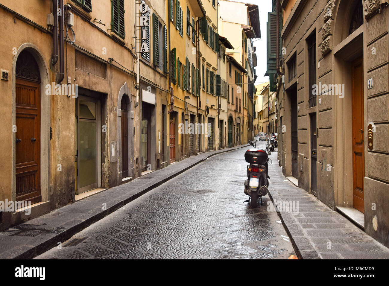 Narrow winding street italy -Fotos und -Bildmaterial in hoher Auflösung ...