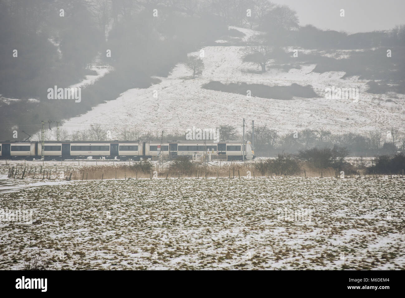 Der C2C-Eisenbahnzug führt durch den schneebedeckten Hadleigh Country ...