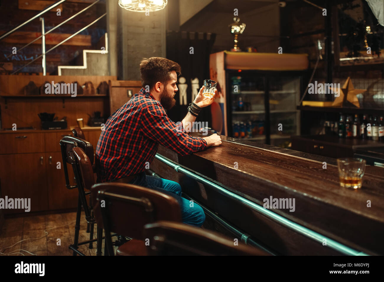 Mann sitzt an der bar mit whisky -Fotos und -Bildmaterial in hoher ...