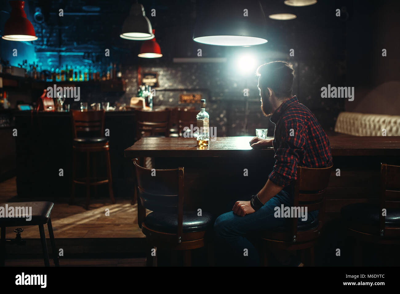 Lächelnd Mann an der Theke sitzen, Entspannung mit Alkohol. Happy Guy ...
