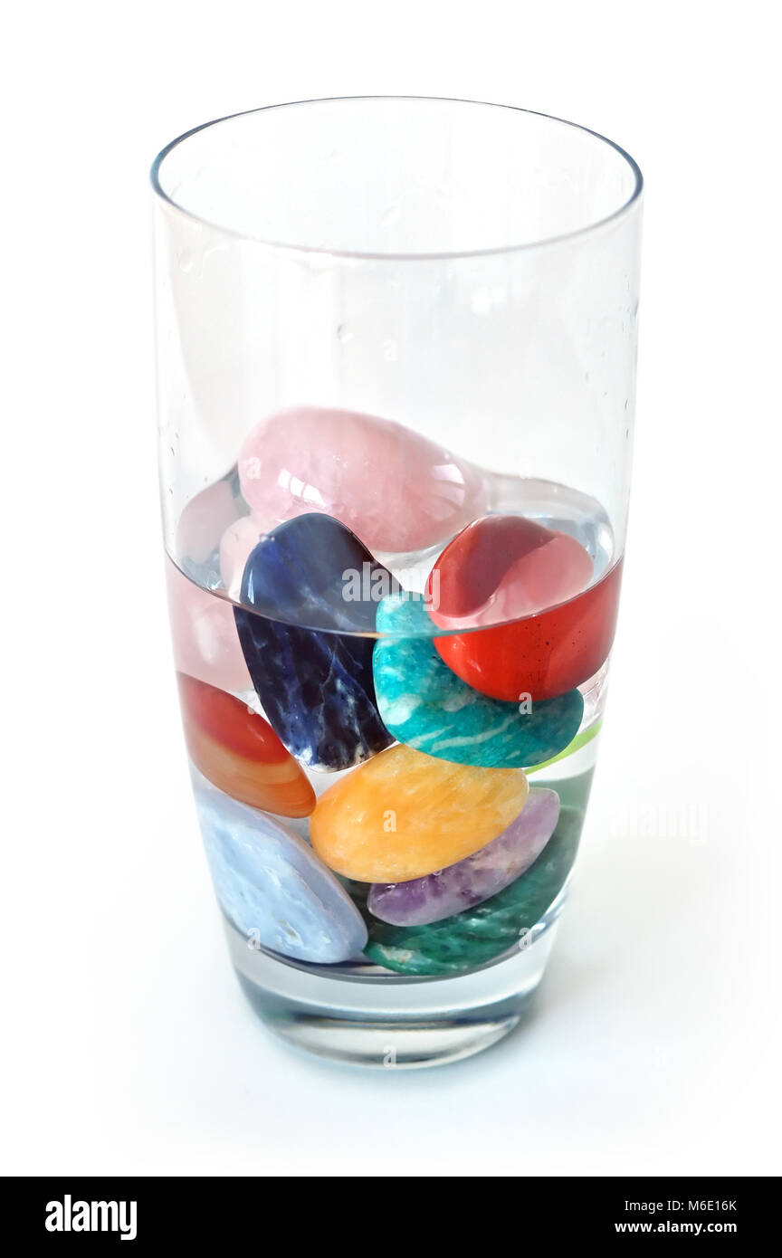 Crystal Elixir - verschiedene Arten von Kristallen im Halb gefüllten ...