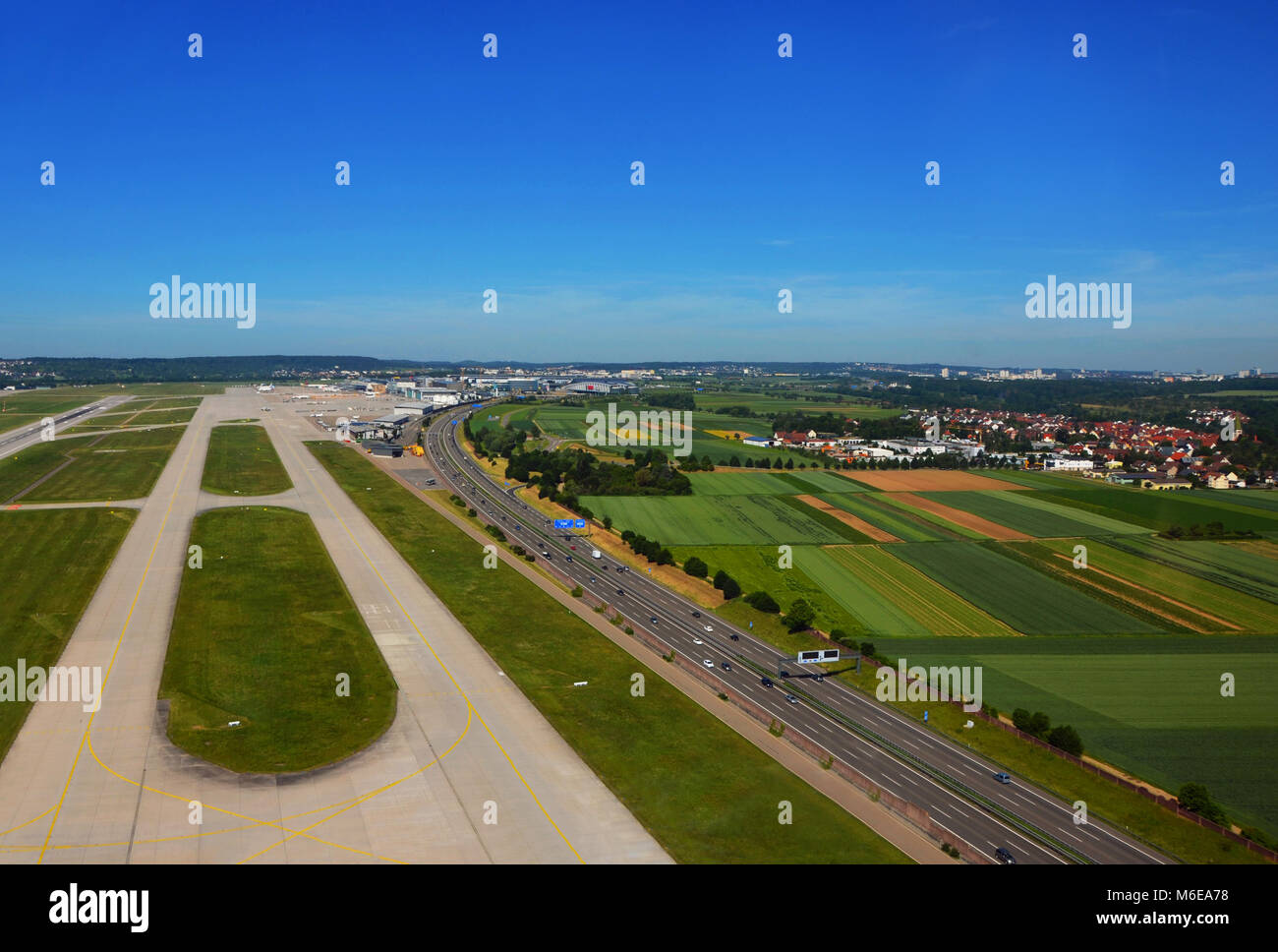 Autobahn stuttgart airport -Fotos und -Bildmaterial in hoher Auflösung ...