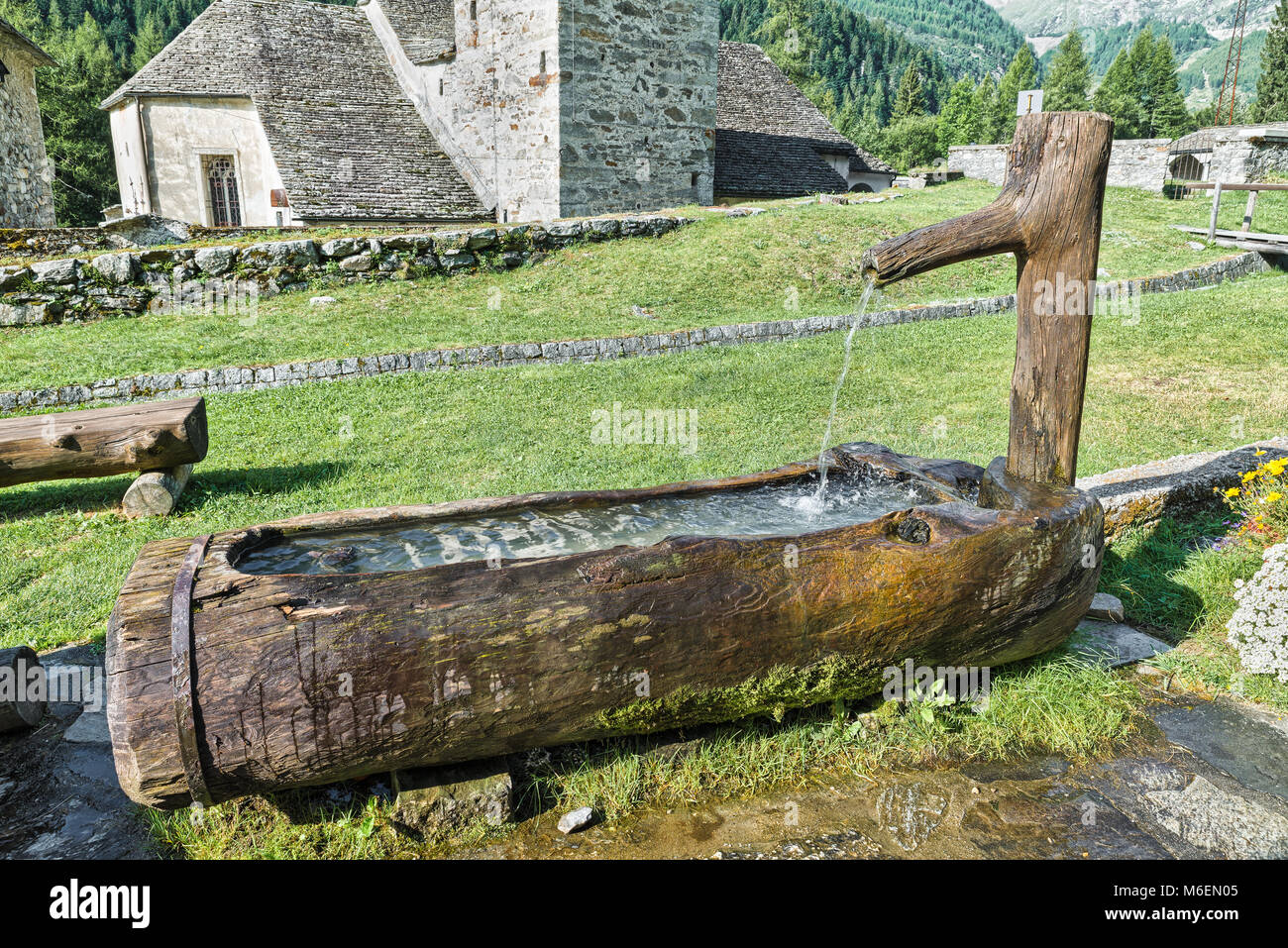 Wooden water trough Stockfotos und -bilder Kaufen - Alamy