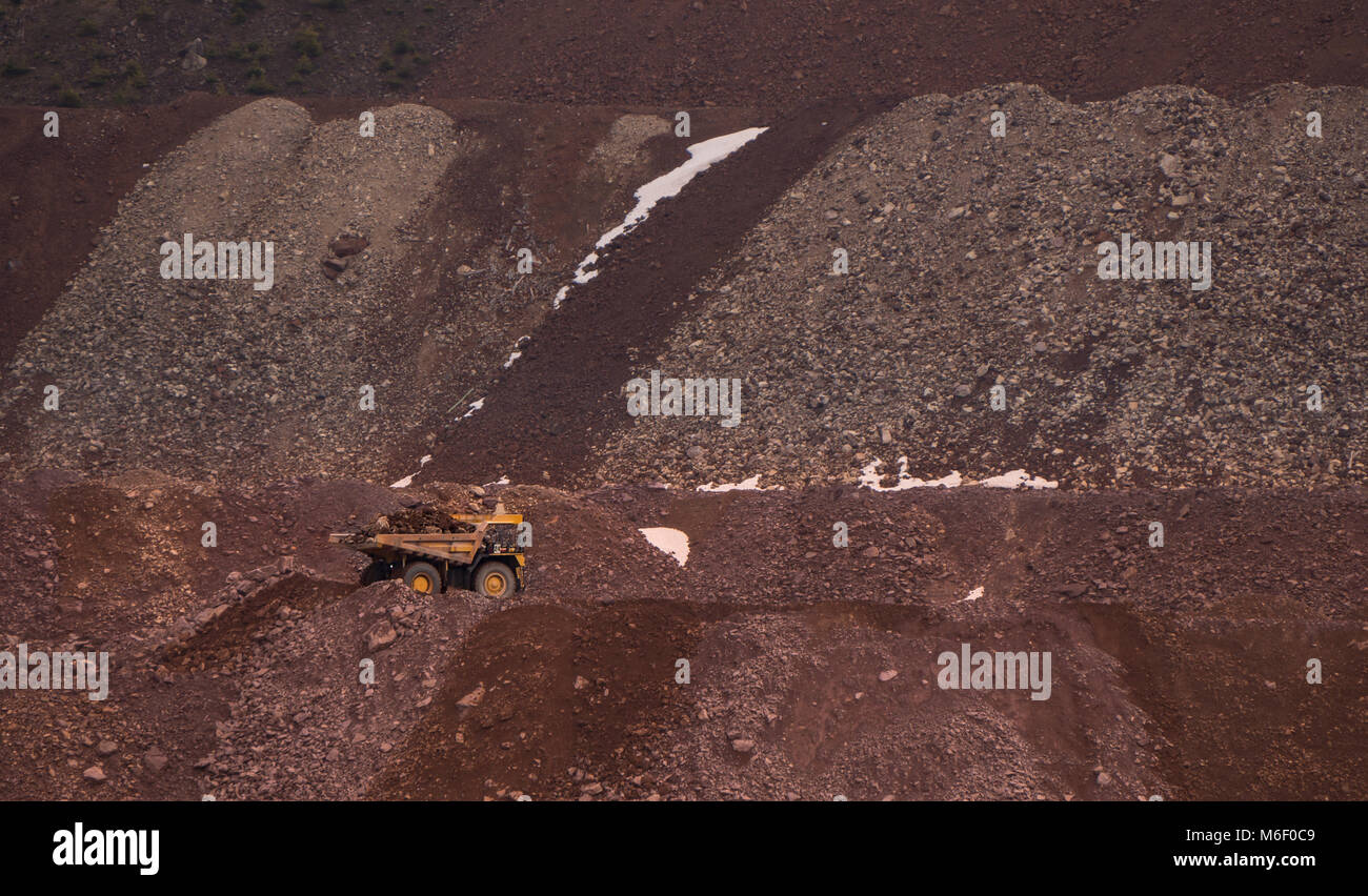 Riesige Erz, die Lkw am Erzberg Iron Mine in Österreich Stockfotografie ...