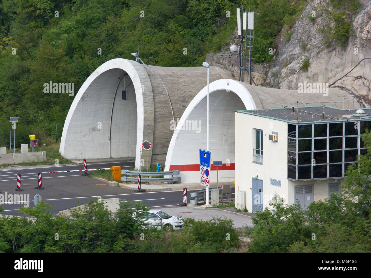 Tempolimit autobahn zeichen -Fotos und -Bildmaterial in hoher Auflösung ...